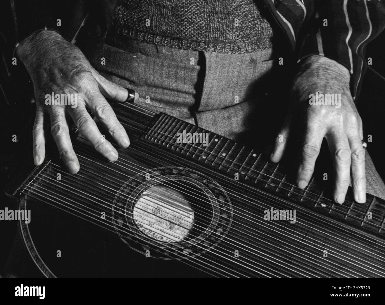 Zither - Instruments - Music. August 03, 1940 Stock Photo - Alamy