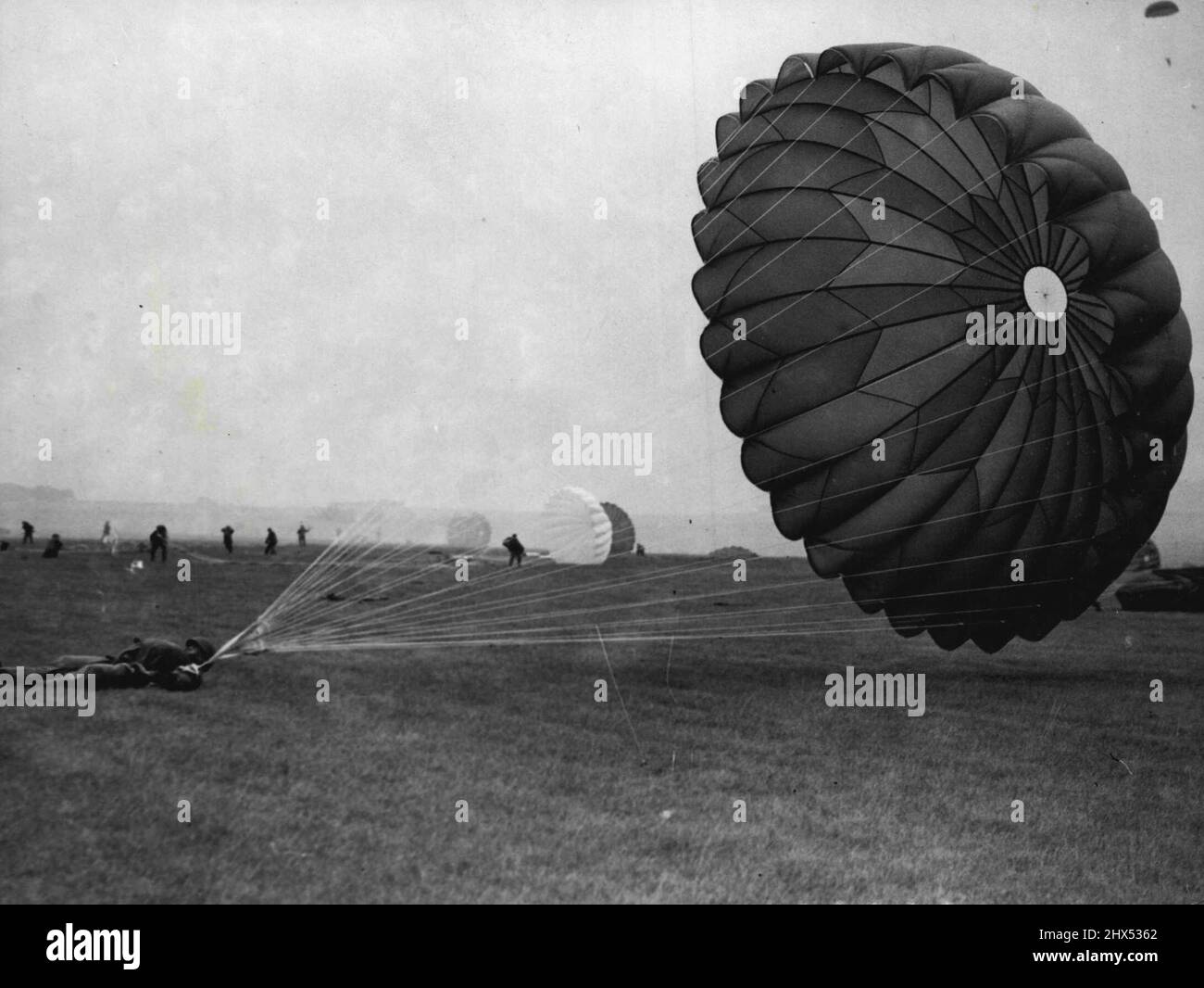 423 parachutes hi-res stock photography and images - Alamy