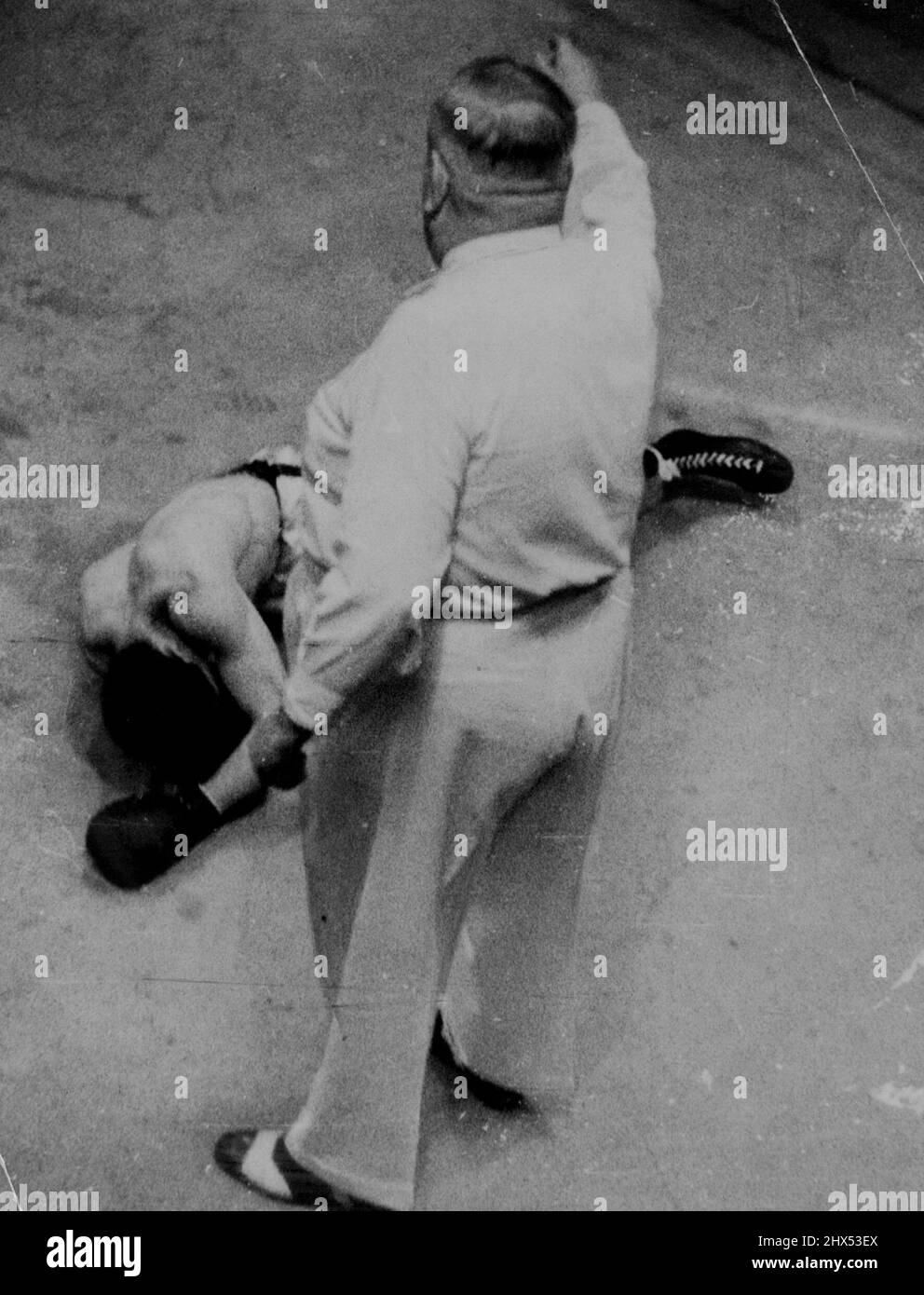Referee Joe Wallis counting out American boxer Cecil Schoonmaker after ...