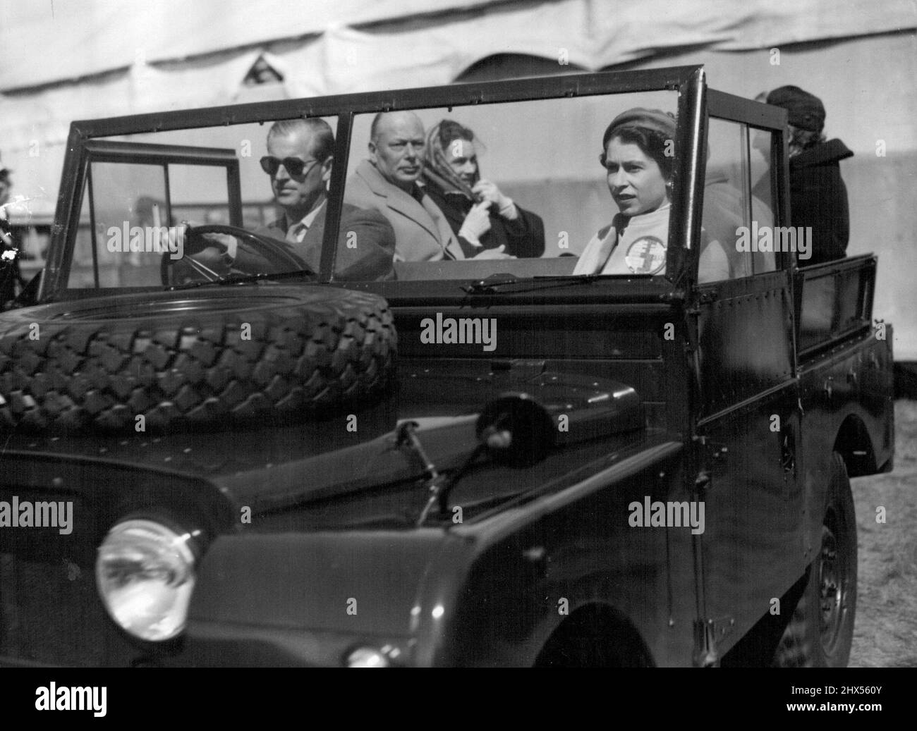 Queen elizabeth driving 1955 Black and White Stock Photos & Images - Alamy