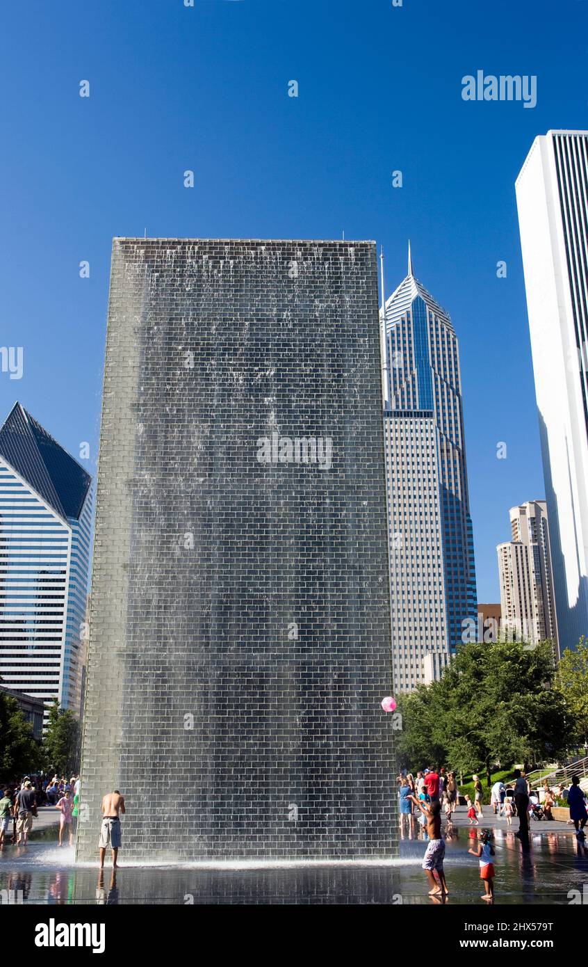 Summer heat chicago skyline hi-res stock photography and images - Alamy