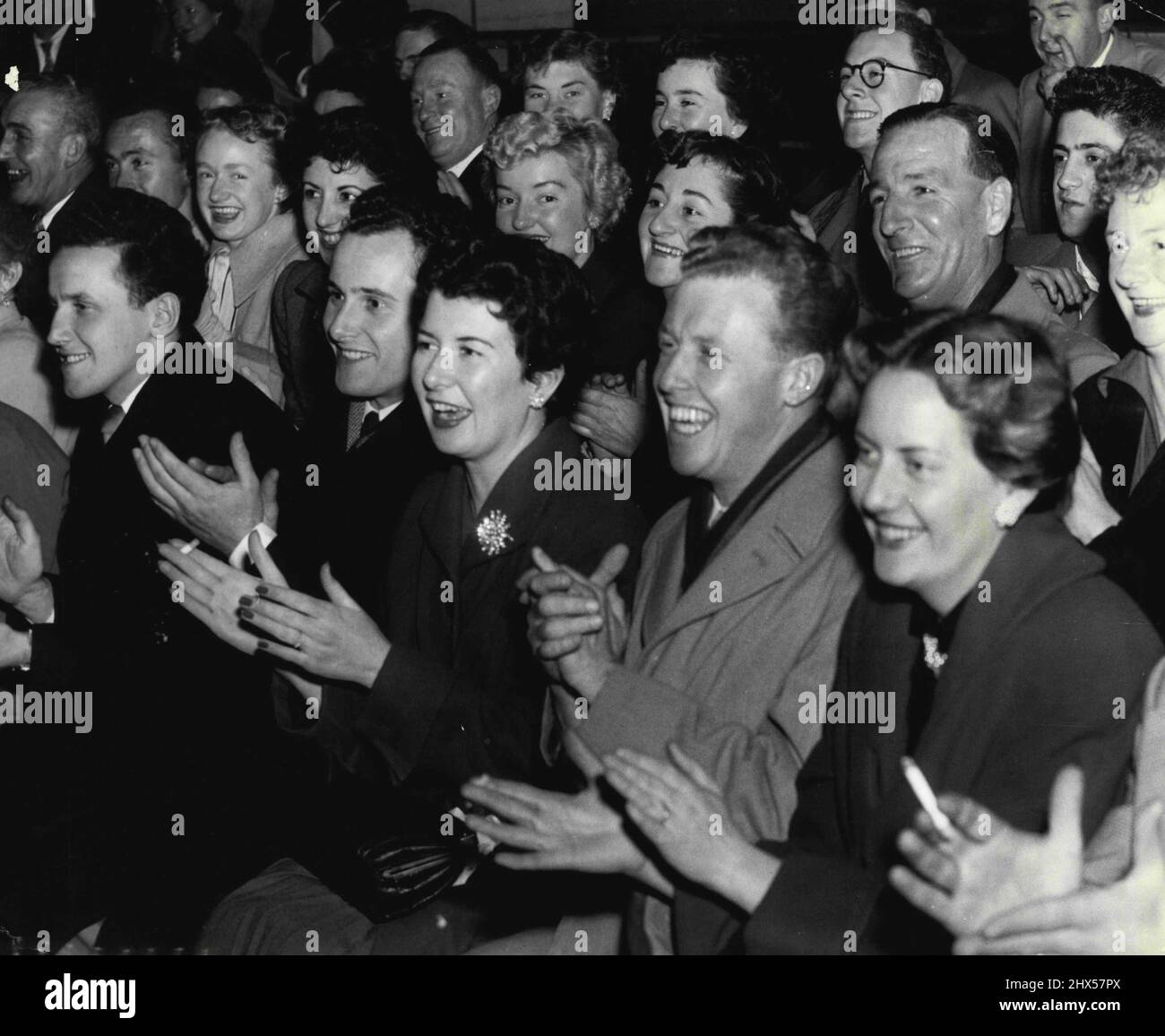 Black audience clapping hi-res stock photography and images - Alamy