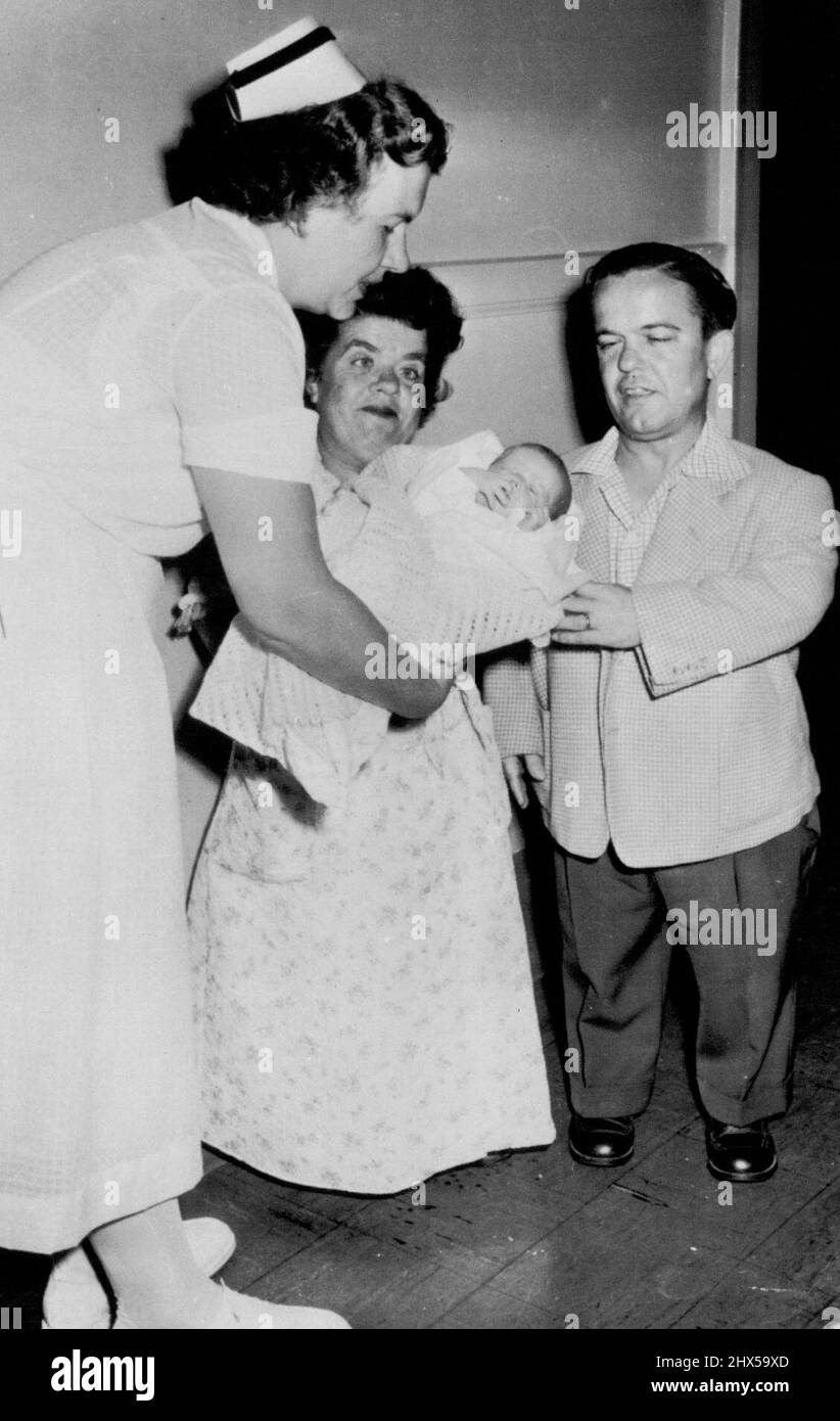 Smallest Parents Take Baby Home -- Nurse Thelma Stewart hands Debra Jo ...