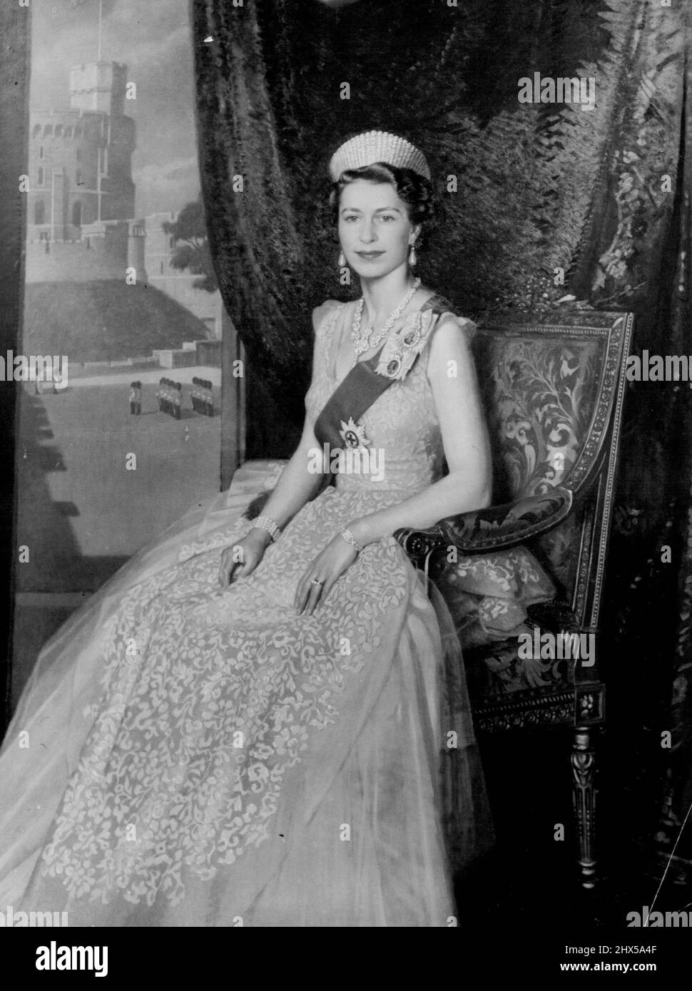 Queen elizabeth portrait 1955 hi-res stock photography and images - Alamy