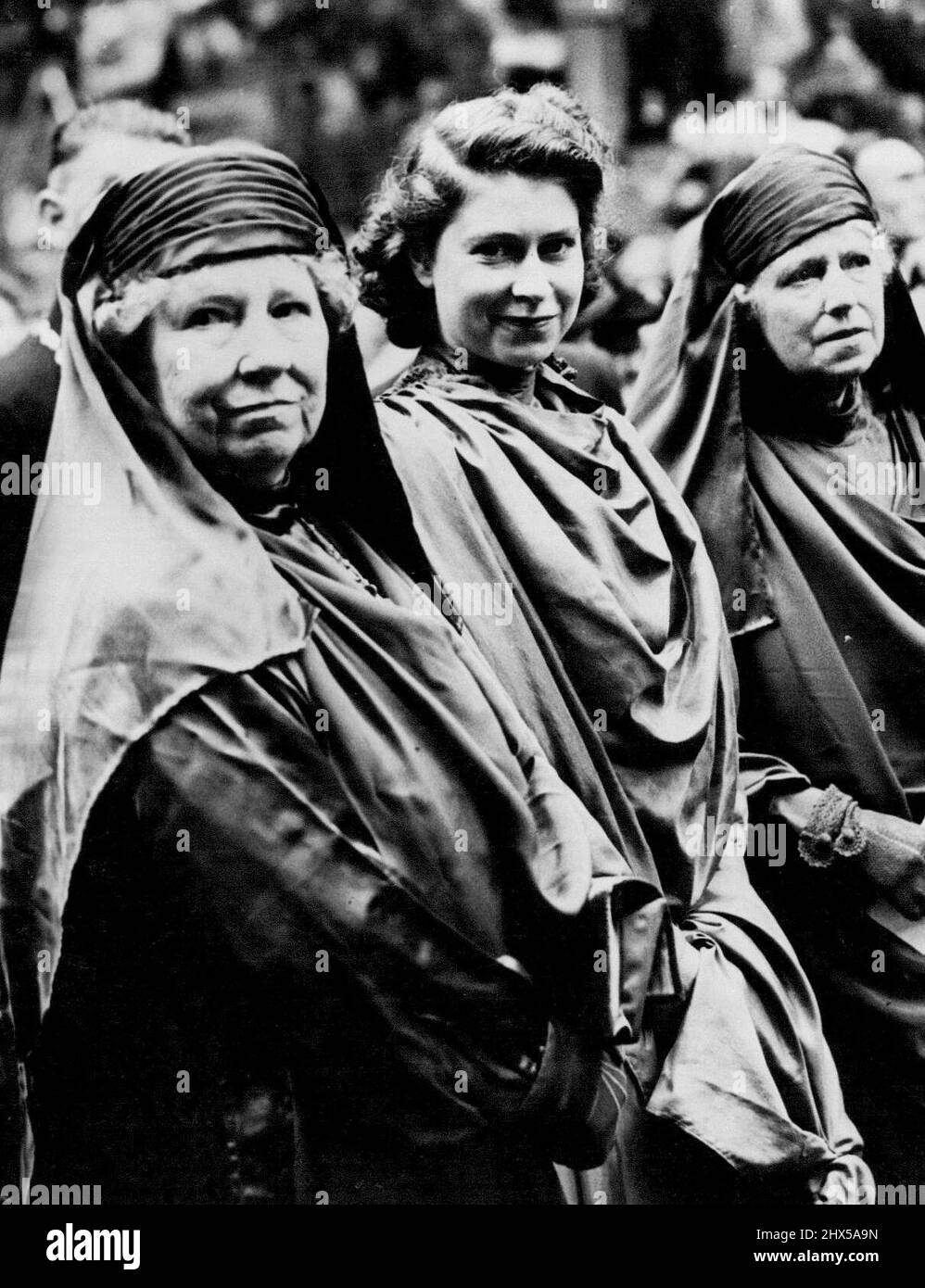 The Smiling Bard - Princess Elizabeth in her green bardic robes smiles ...