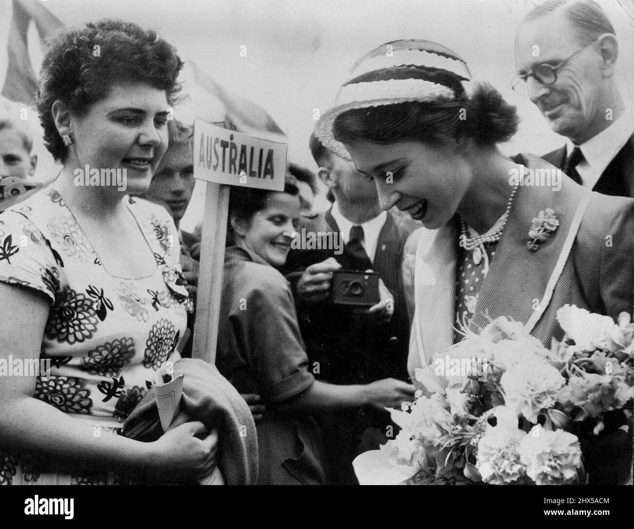 Princess Elizabeth talking to a young Australian, Marcia Speers, Sydney ...