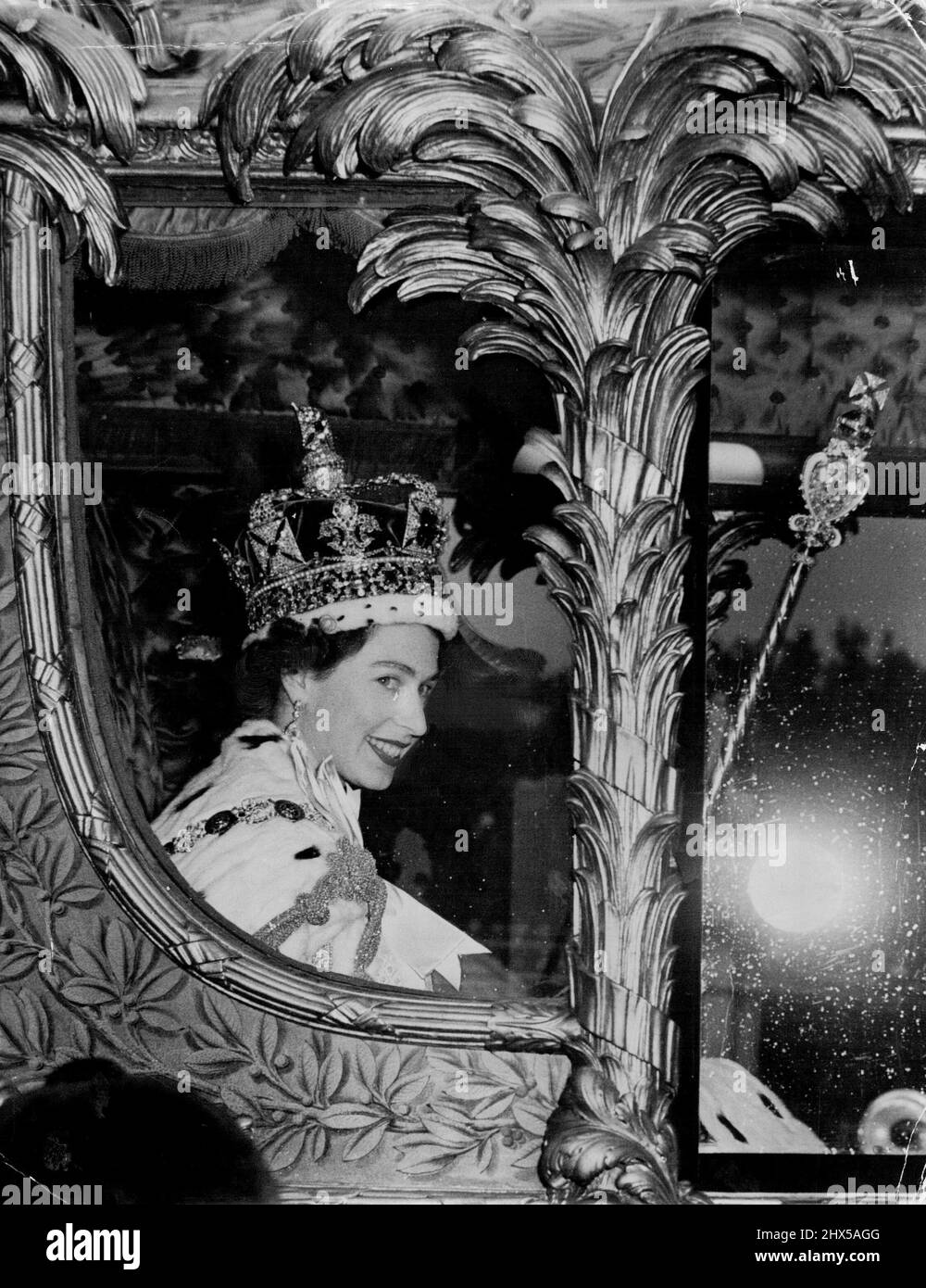 Smiling Queen Returns to Her Home - Smiling happily, the Queen rides in ...