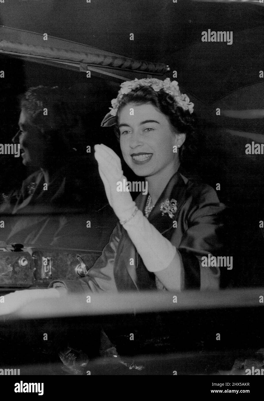 Queen's Homecoming Wave The Queen smiles and waves a gloved hand to the ...