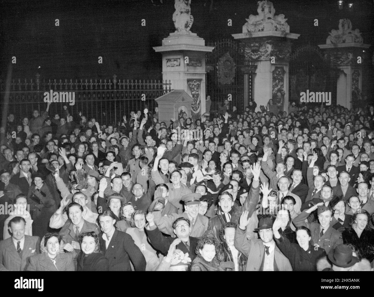 Palace Crowds Hall Birth of Prince A jubilant London crowd, Massed ...