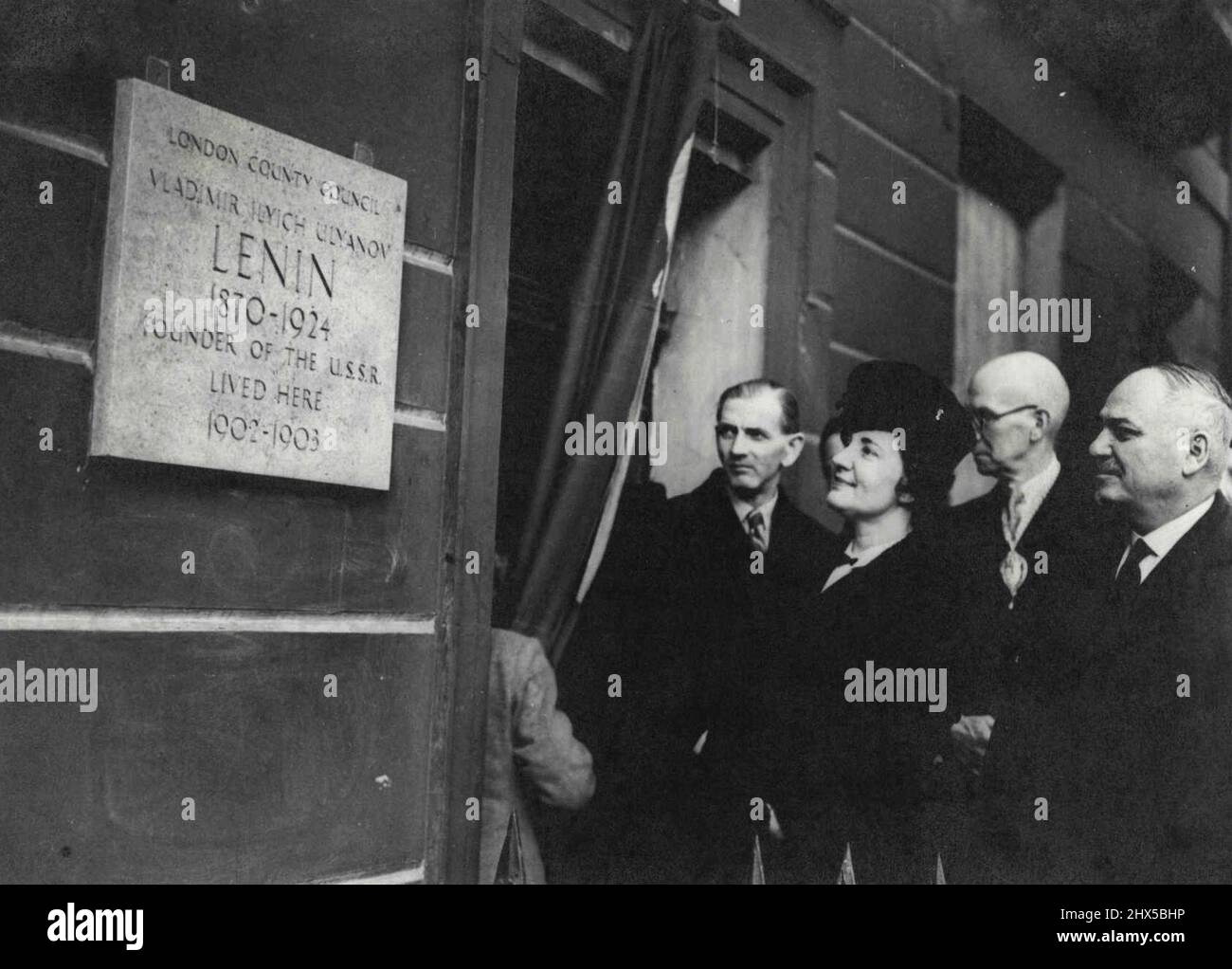 Plaque to Lenin Unveiled in London. March 16, 1942 Stock Photo - Alamy