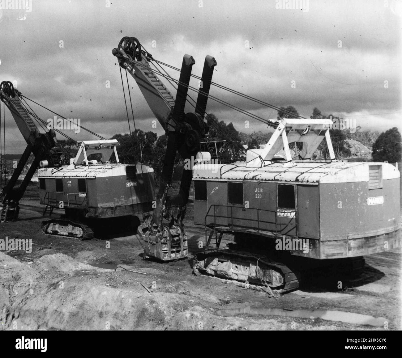 Idle Joint Coal Board machinery at Lidsdale & Kerosene Vale open-cut ...
