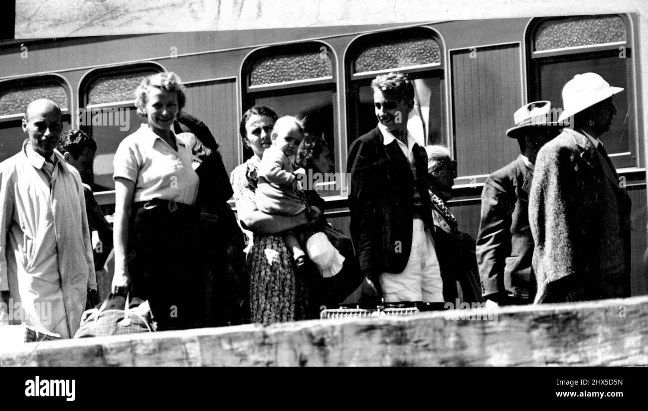 War camp activities Black and White Stock Photos & Images - Alamy