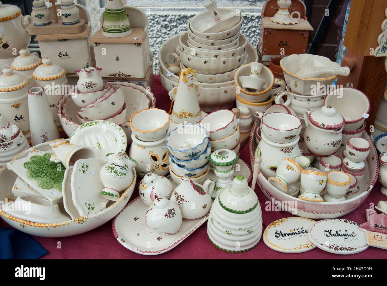 Pottery stall hi-res stock photography and images - Alamy