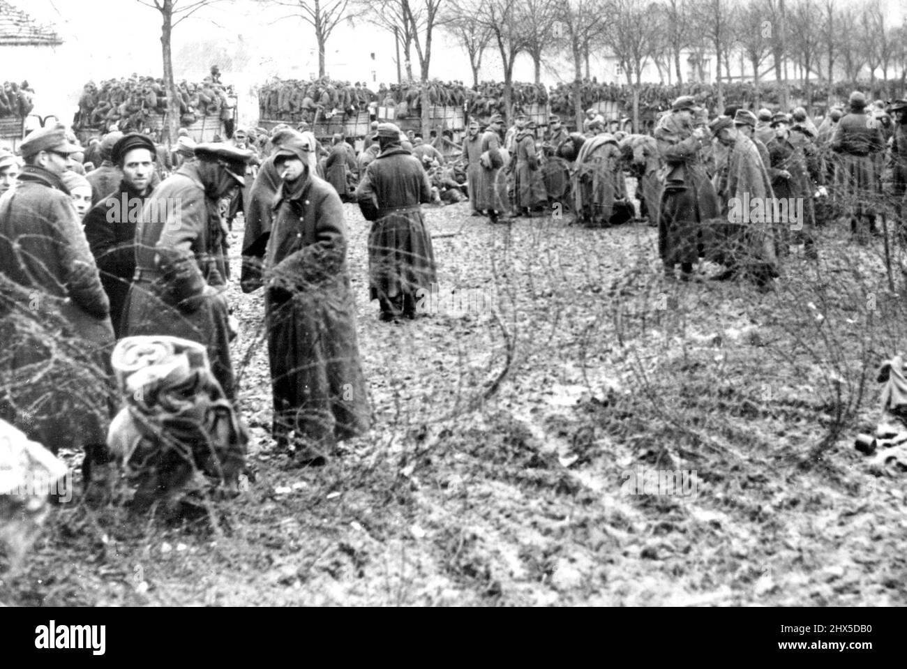 Hordes Taken: German soldiers taken prisoner on the Western Front wait ...