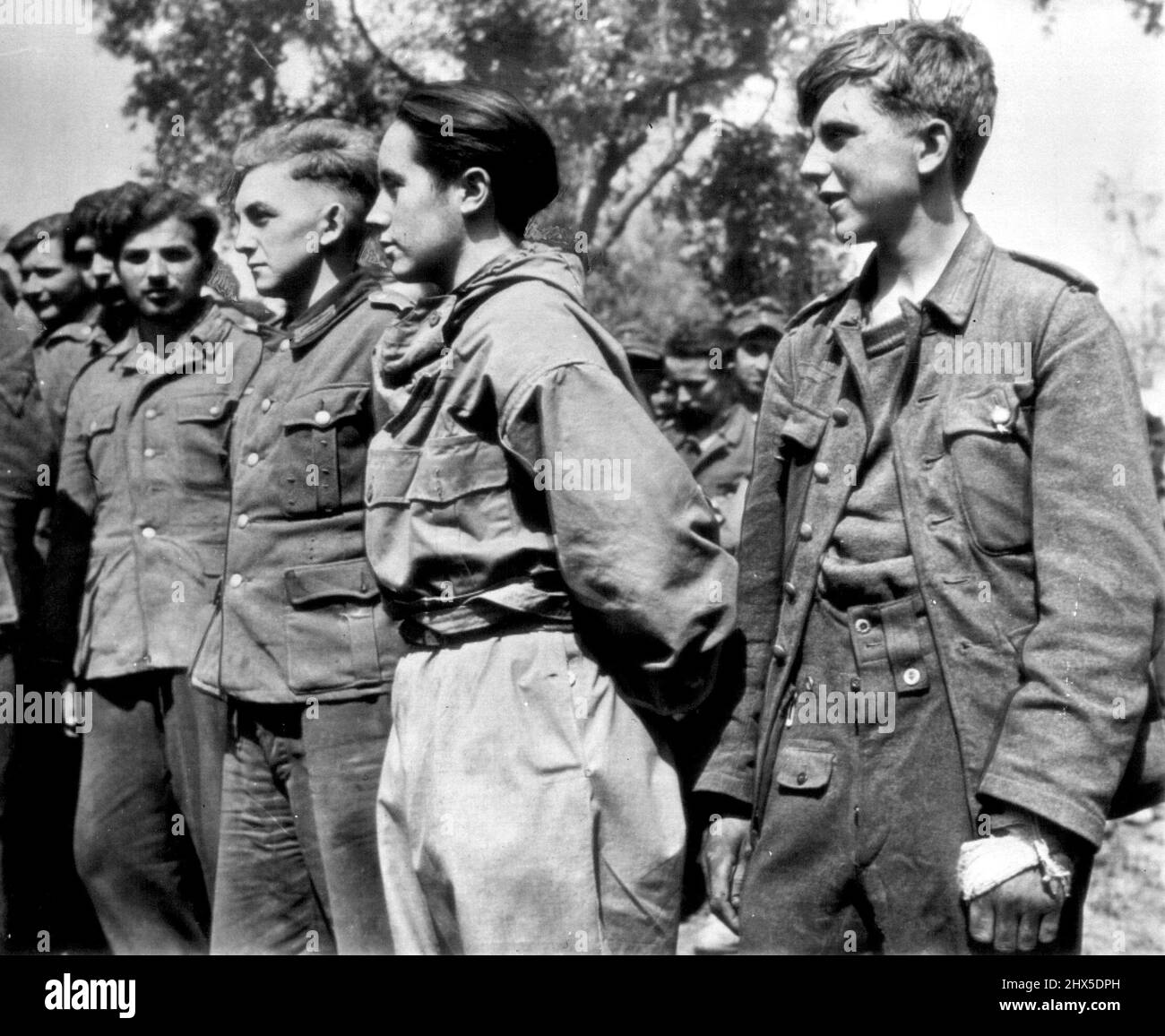 1944 world war two german soldiers camp hi-res stock photography and ...