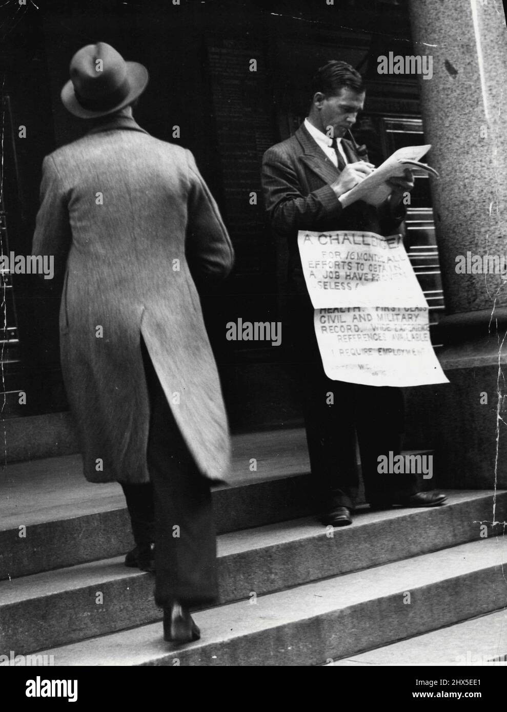 Unemployed men on steps of Sydney G.P.O. May 12, 1939 Stock Photo - Alamy