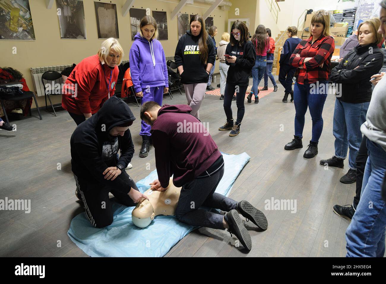 Medical instructors train people to provide first aid for possible war ...