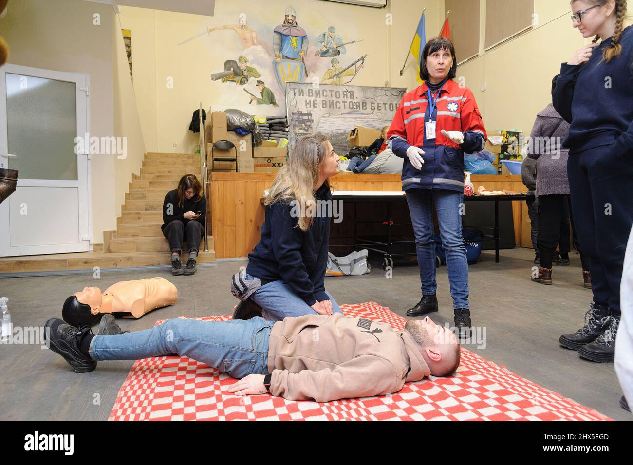 Medical instructors train people to provide first aid for possible war ...