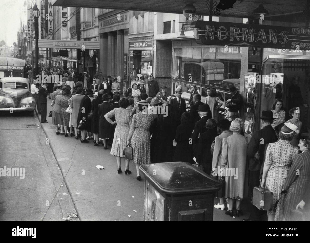 Car queue hotel hi-res stock photography and images - Alamy
