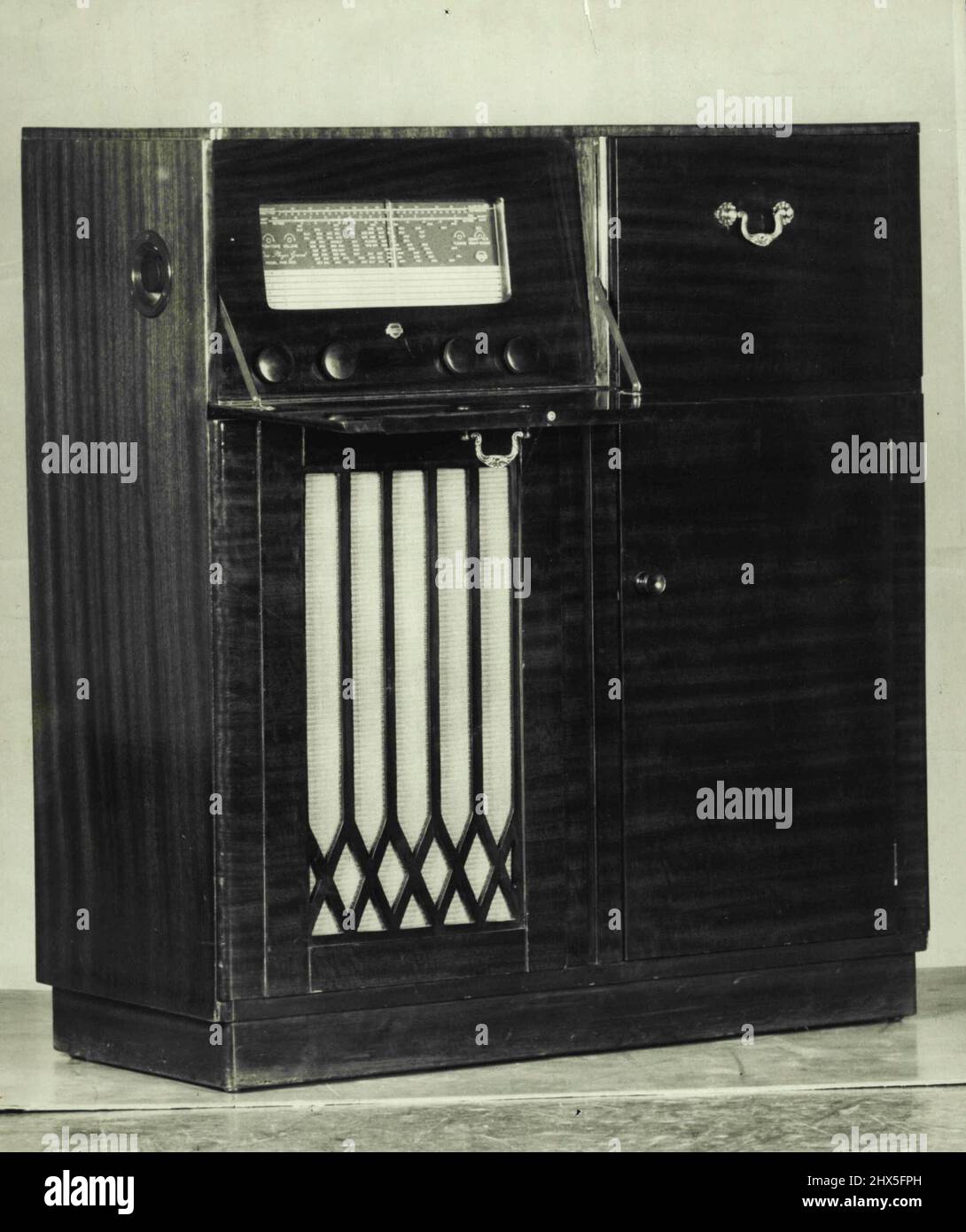 Vintage radiogram hi-res stock photography and images - Alamy