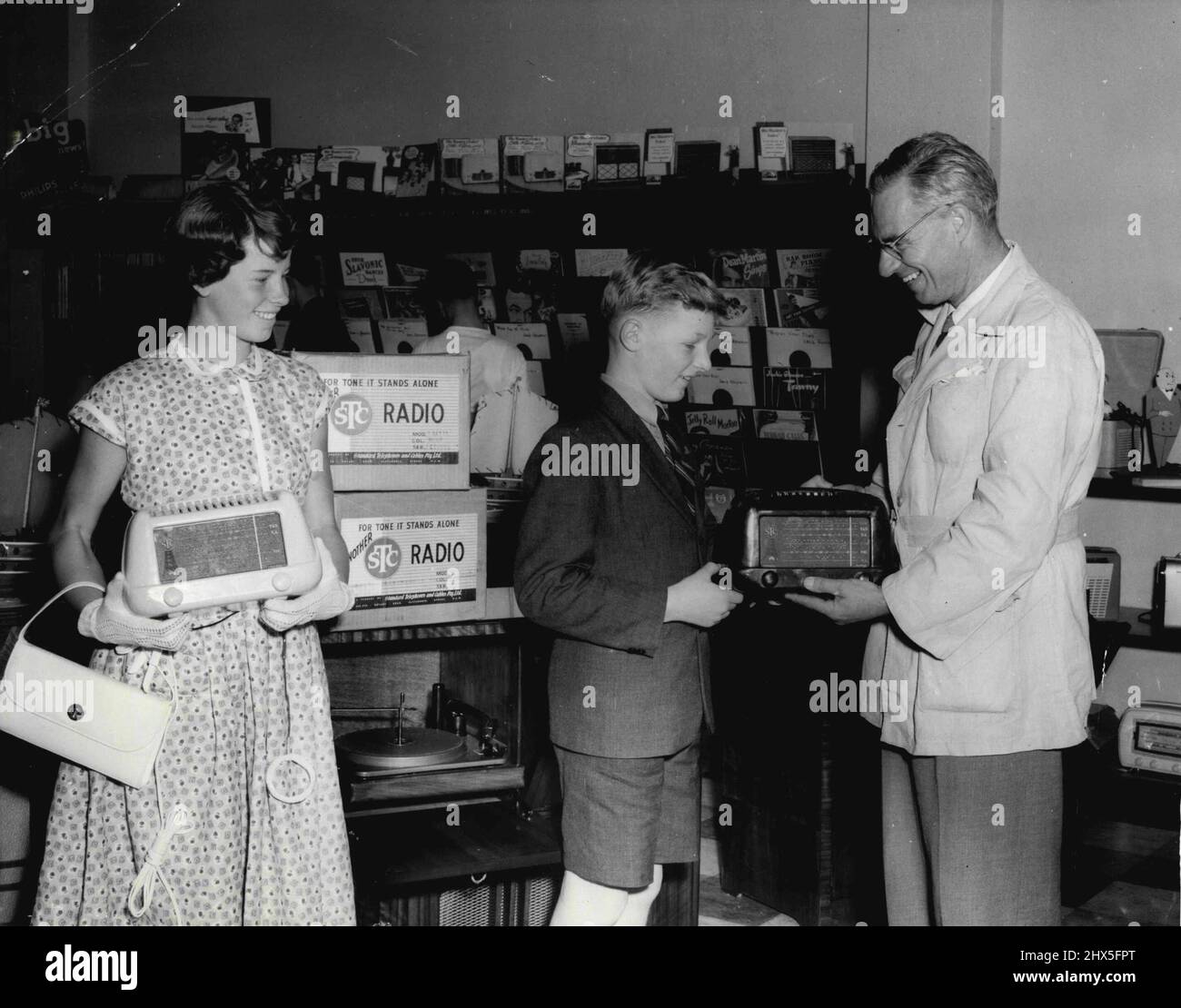 Narrabeen radio retailer Gill Alexander presents mantel radio to ...