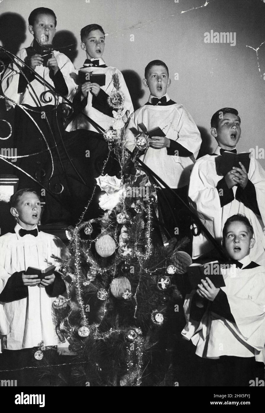 Misc-Christmas-Carols singers. December 16, 1953 Stock Photo - Alamy