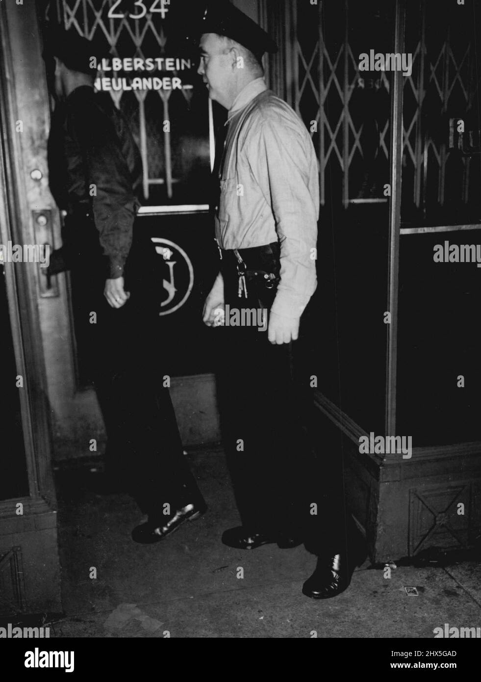 Police arrive on scene hi-res stock photography and images - Alamy