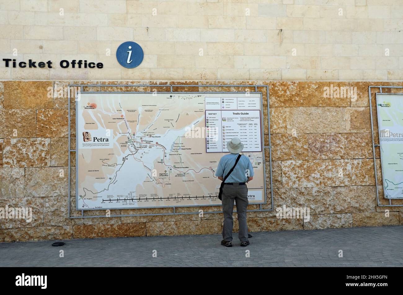 Tourist looking at a map of Petra Stock Photo - Alamy