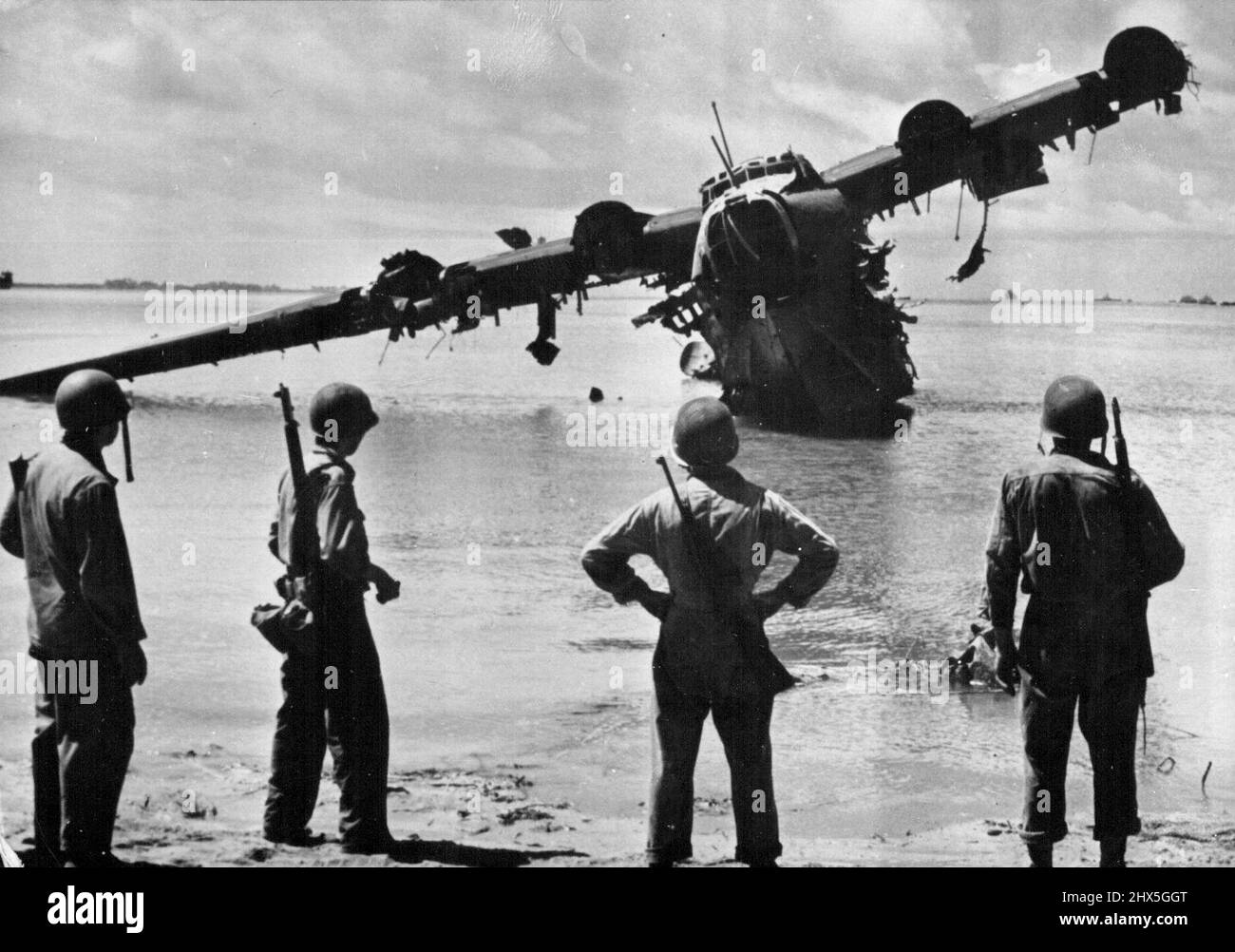 U.S. Soldiers Examine Wrecked Japanese Plane - This Japanese seaplane ...