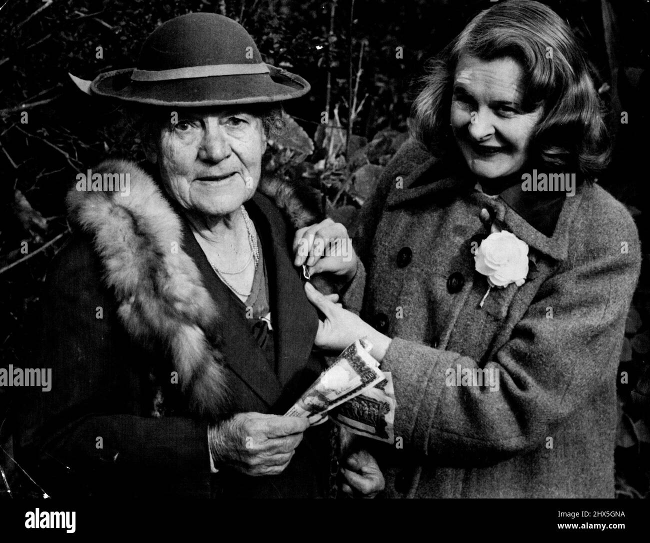 Promise ***** Radio actress Gwen Plumb today carried out a promise that ...