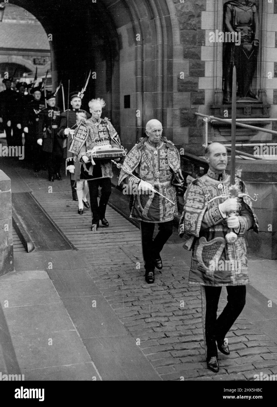 The Queen in The Northern Kingdom. The honours of Scotland leaving ...