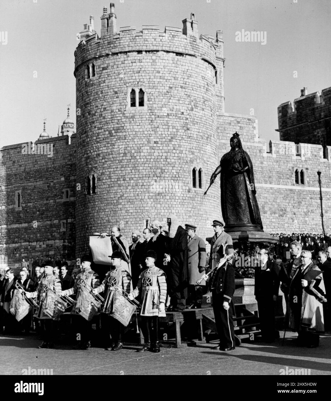 Queen Elizabeth II Proclaimed At Windsor. Mayor Richard Tozer of ...