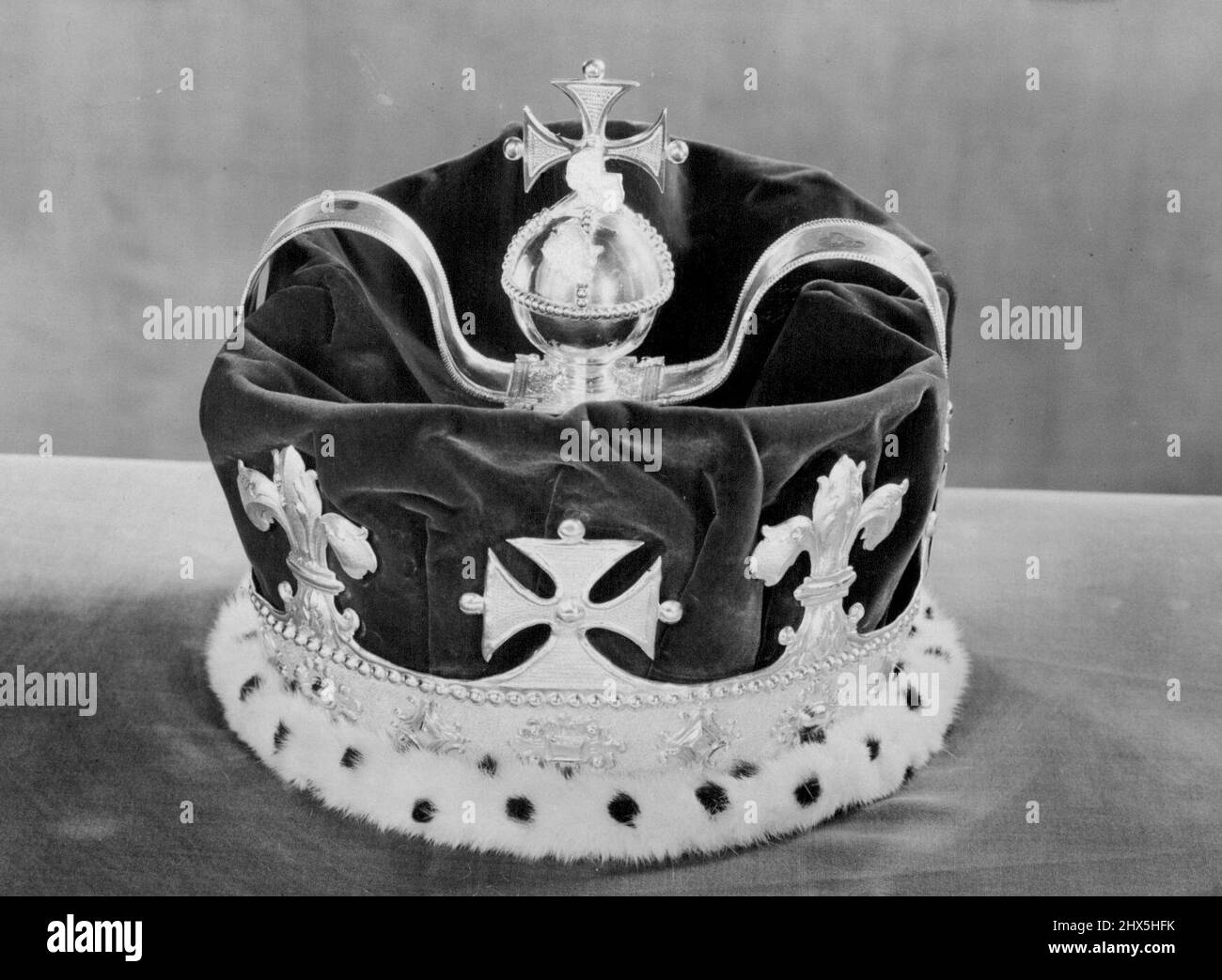 British coronation robe Black and White Stock Photos & Images - Alamy