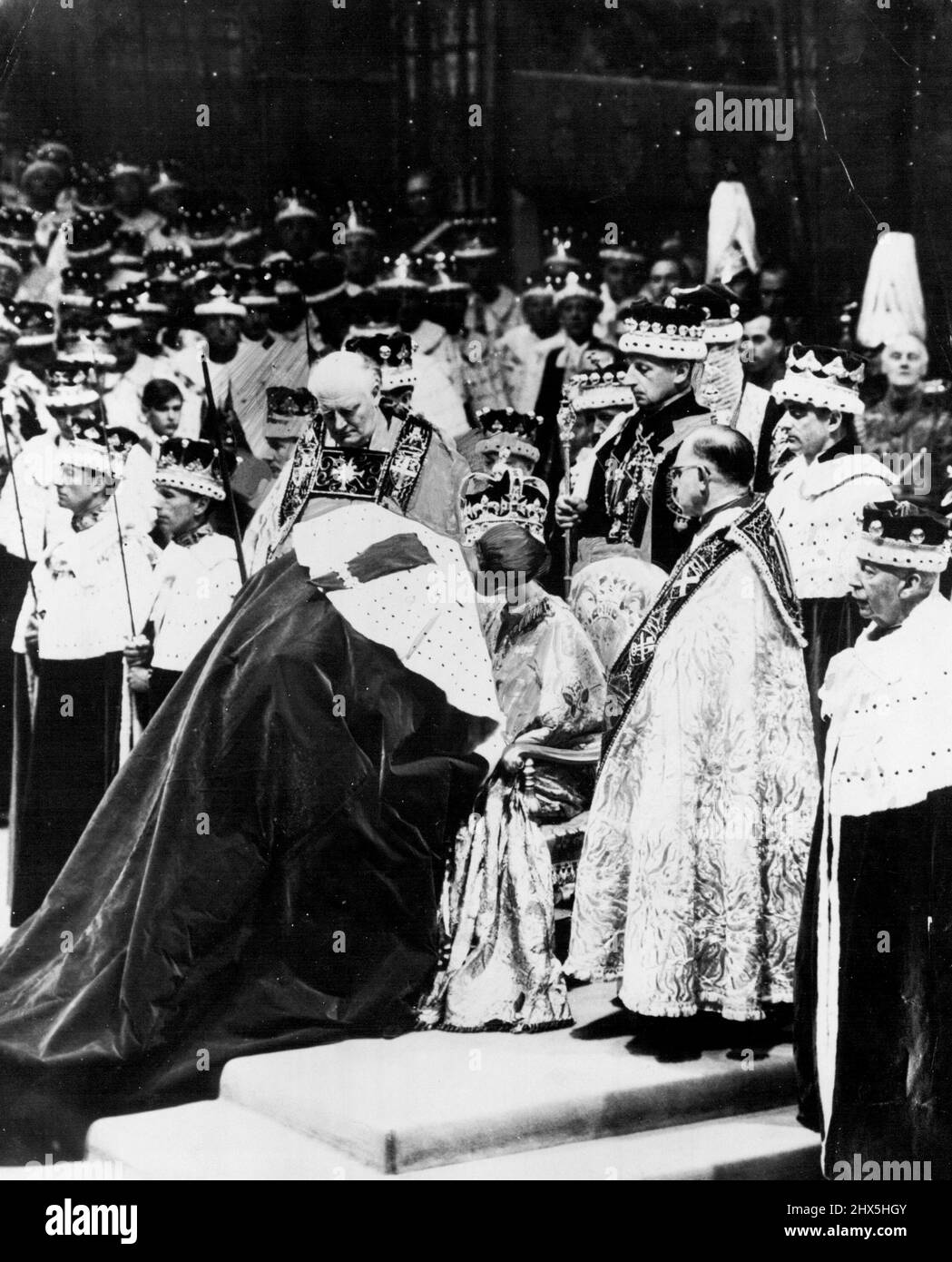 Queen elizabeth crown throne Black and White Stock Photos & Images - Alamy