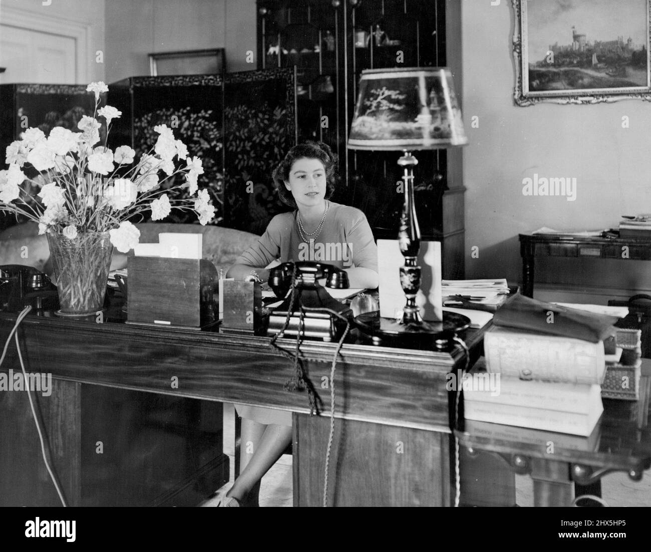 Queen elizabeth sitting room hi-res stock photography and images - Alamy