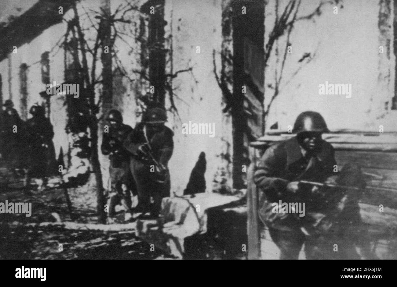 Red Troops On Alert In Stalingrad -- With guns at the ready position ...