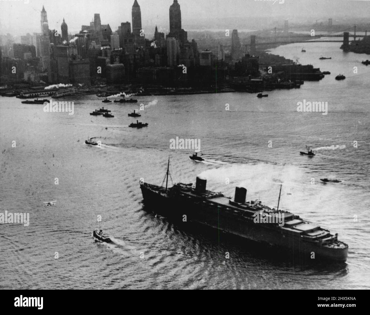 The 85,000 tonner, SS Queen Elizabeth, shown against the New York ...
