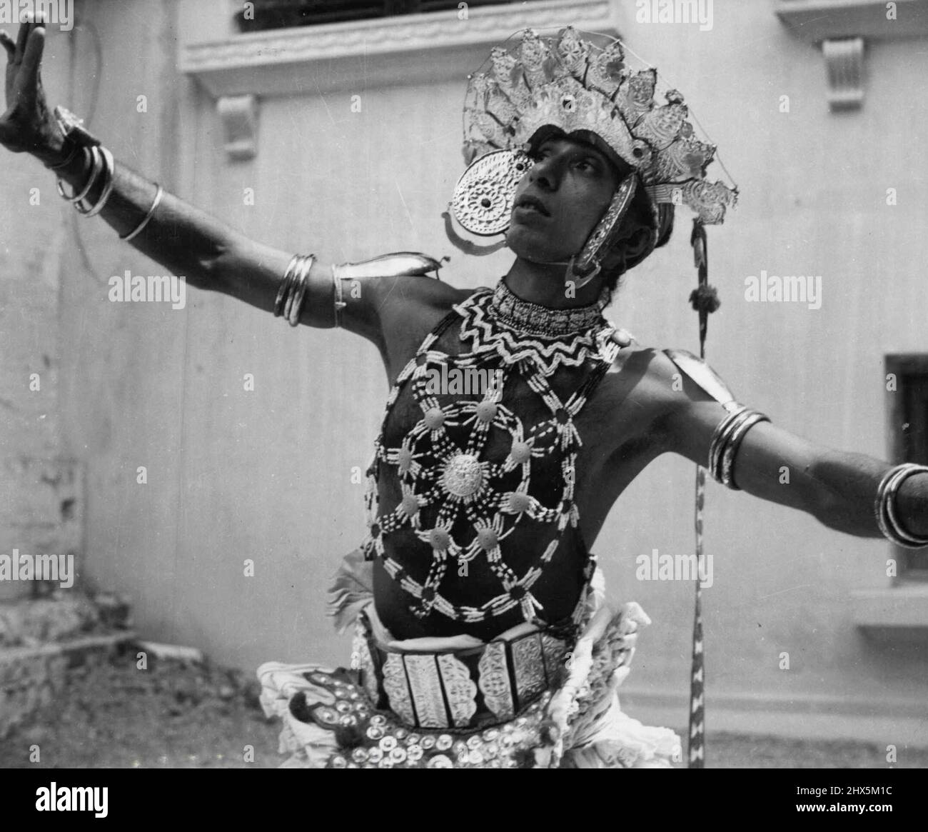 The Queen To See Sacred Dances Of Kandy: A dancer at the temple of the ...