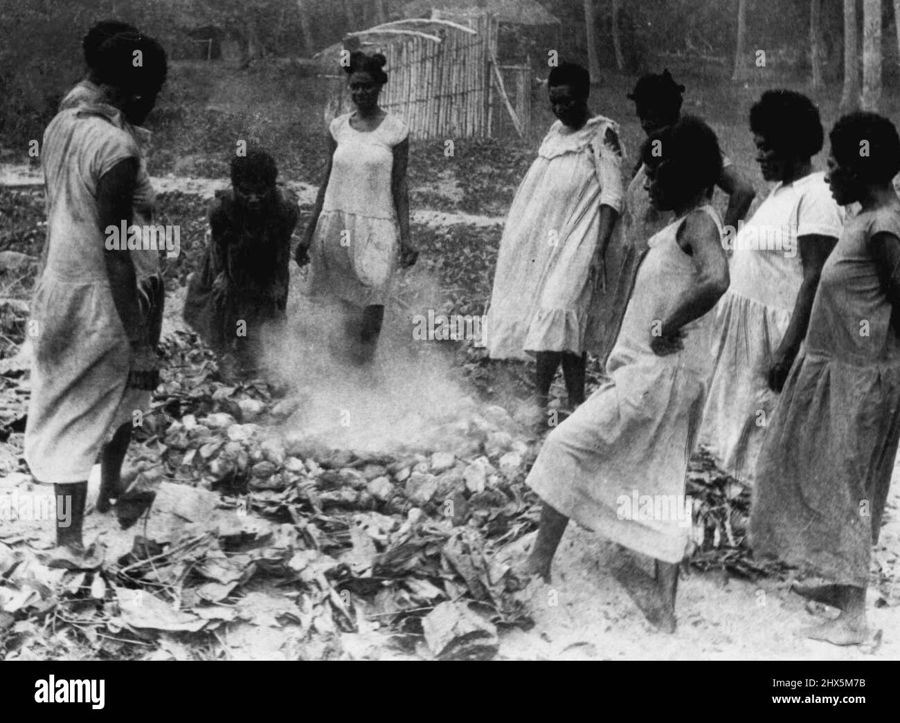 Retro woman cooking black hi-res stock photography and images - Alamy