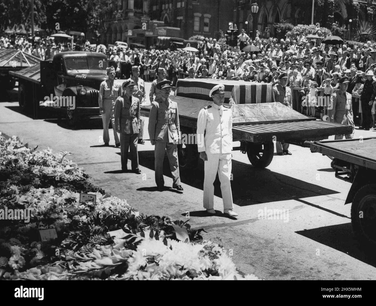 Coffin and Funeral procession of unknown American soldier passing ...