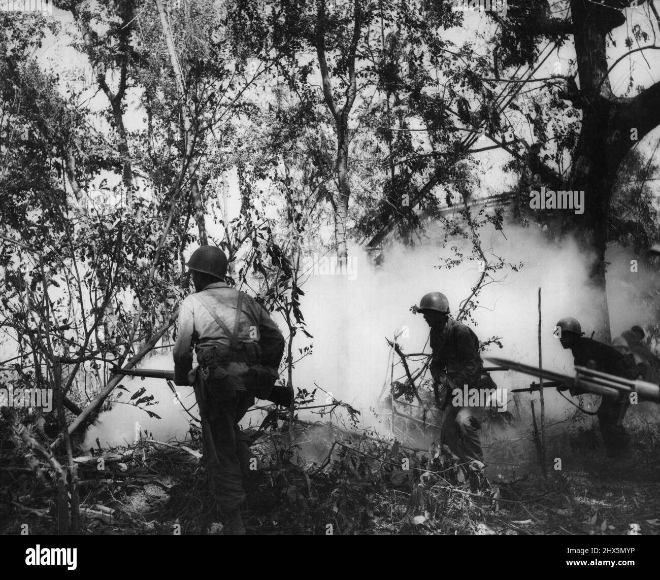 Yanes Advance in Smoke Screen --- Soldiers of the 1st Infantry regiment ...