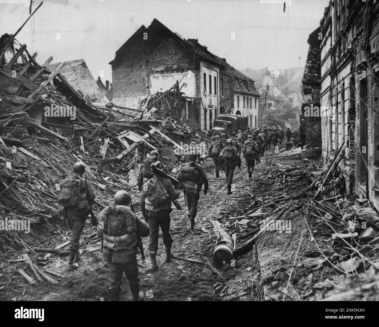 Ninth Army Infantrymen Advance: Infantrymen of The U.S. Ninth Army ...