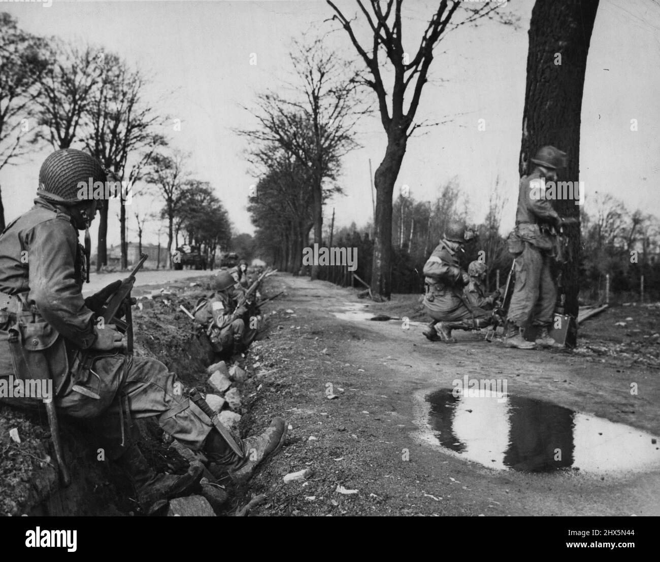 Allies Move Up On Munster: Soldiers of the 17th U.S. airborne Division ...