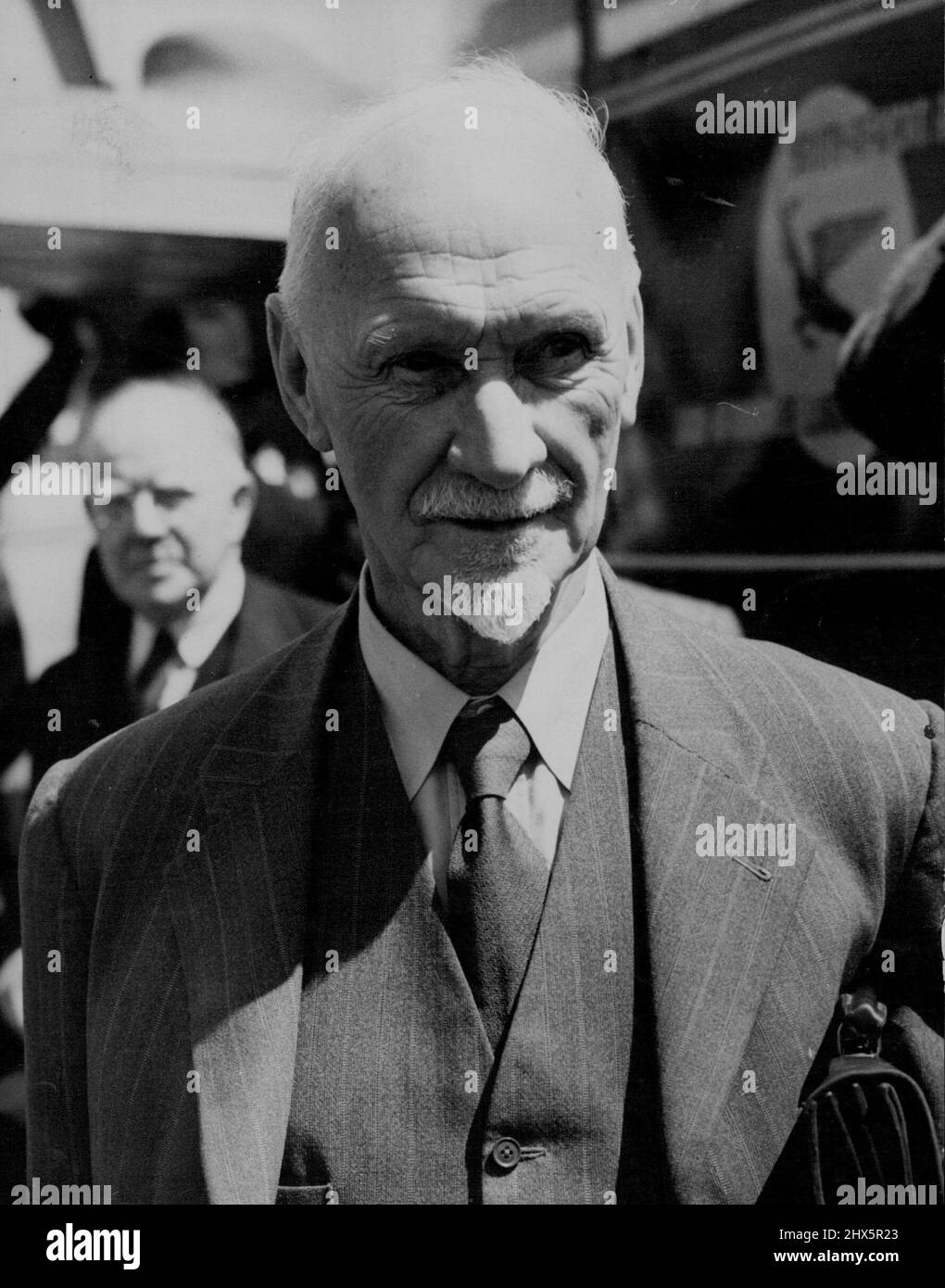 Smuts Flies To London -- General Smuts arriving at London Airport today ...