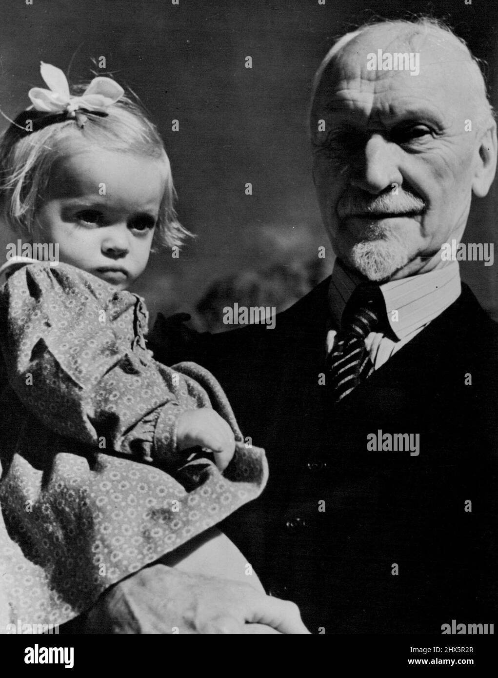 Field-Marshal Jan Smuts -- With grand daughter Marie, daughter of Jan ...