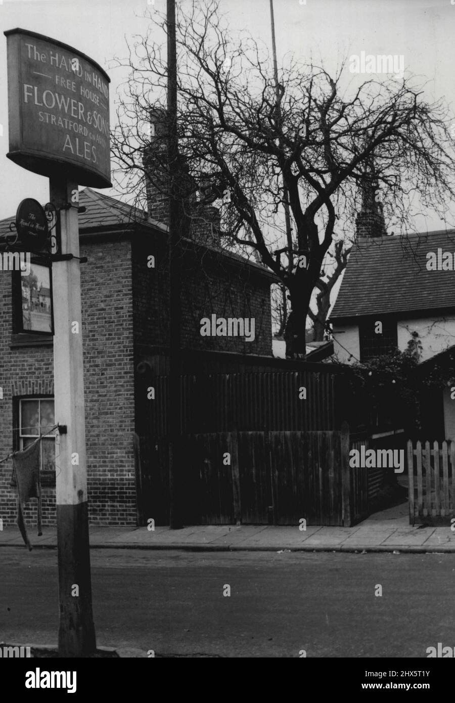 Hand in hand pub wimbledon hi-res stock photography and images - Alamy