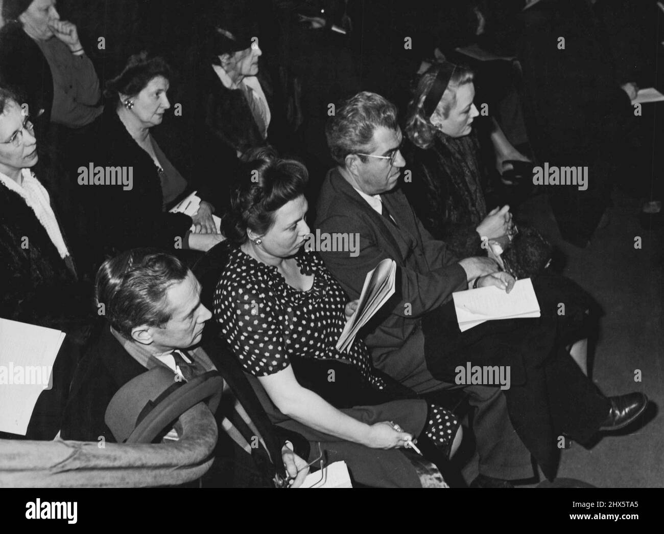 Modern Antique Hunters: Bidders... Here is a section of a typical crowd ...