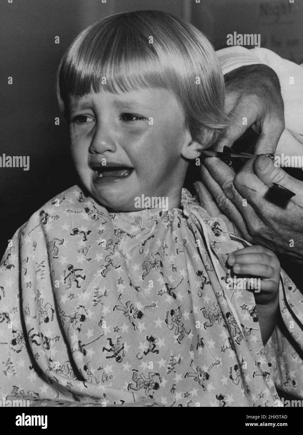 "Look what the man's doing to me Mummy!" Gabrielle Redshaw, 2, of Bondi ...