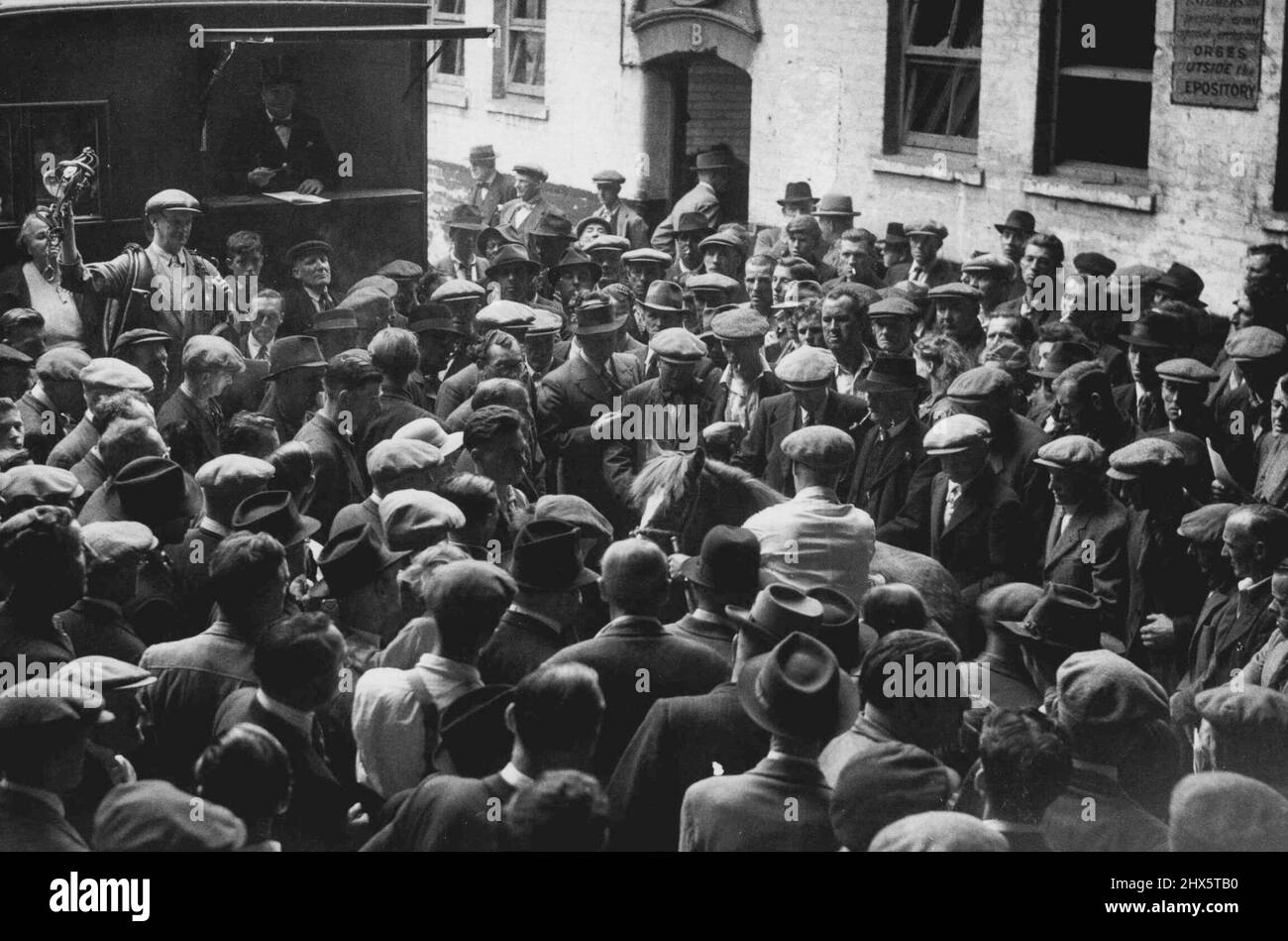 Auction crowd hi-res stock photography and images - Alamy