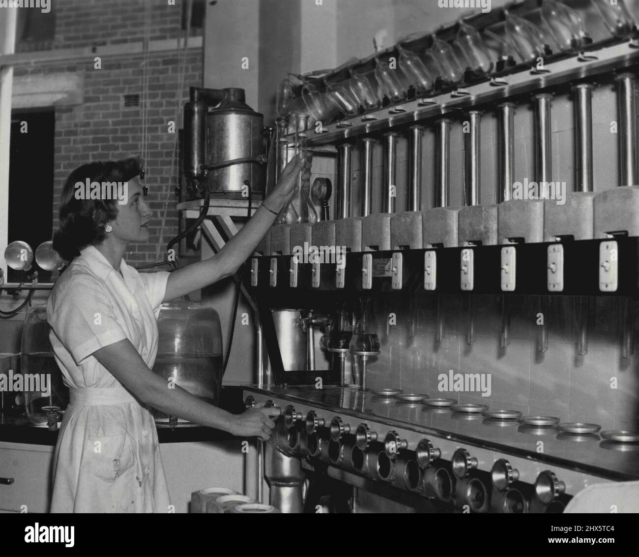 1950s laboratory hi-res stock photography and images - Alamy